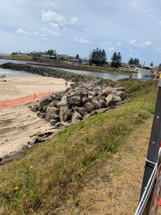 Warilla beach rockwall - The Bar - DECKEE Community